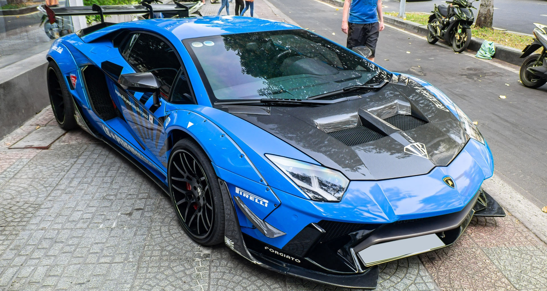 Siêu xe Lamborghini Aventador của đại gia Việt rớt giá một nửa sau 9 năm