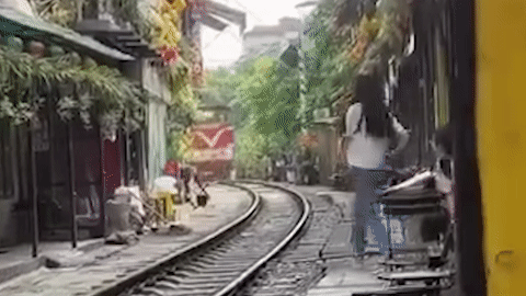 'Thót tim' cảnh nữ du khách lao ra đường ray khi tàu hỏa gần đến ở Hà Nội