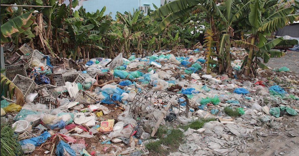 TPHCM: Khu tái định cư Bến Lức thua cả nông thôn vì ổ gà, rác thải bao vây