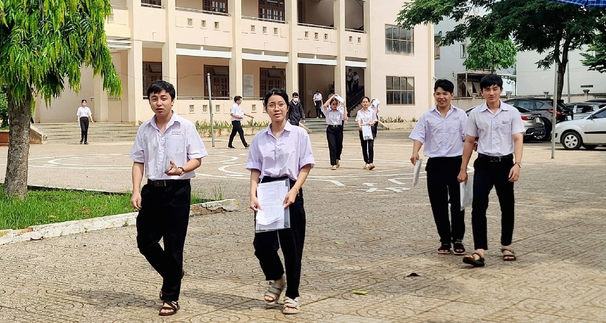 Tự đi xe máy đến điểm thi tốt nghiệp THPT, thí sinh bị tai nạn gãy chân