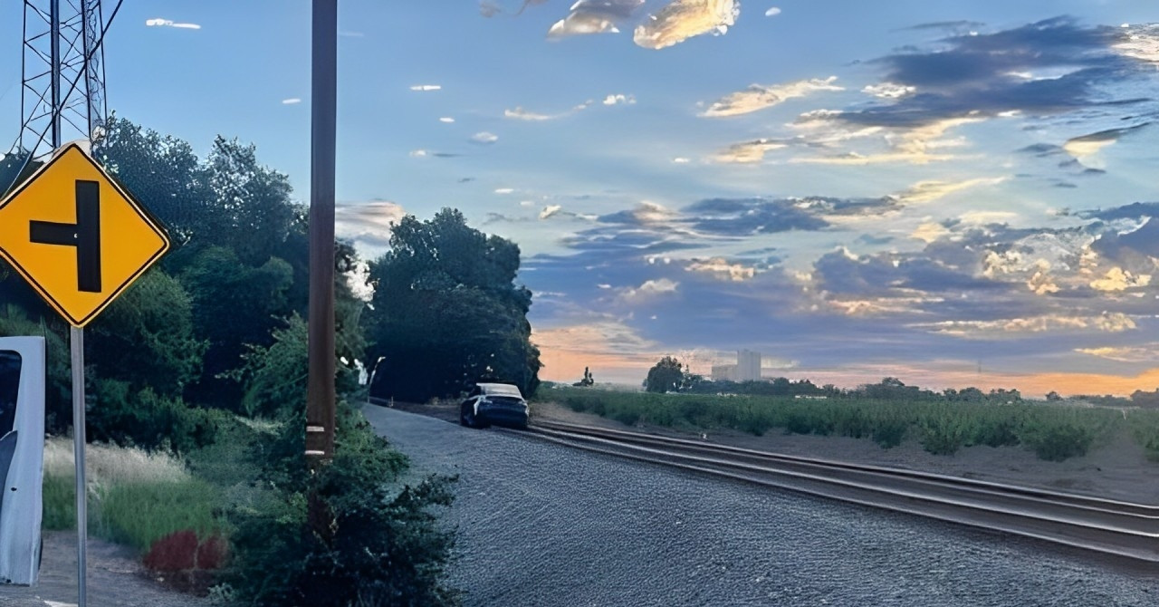 Xe điện Tesla chạy trên đường ray xe lửa, sự nhầm lẫn của chế độ tự lái?