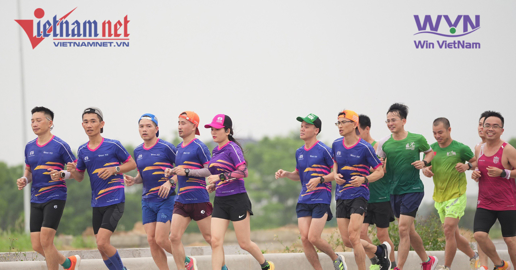 VĐV được phun nước làm mát khi về đích tại Hành trình về Làng Sen 2024