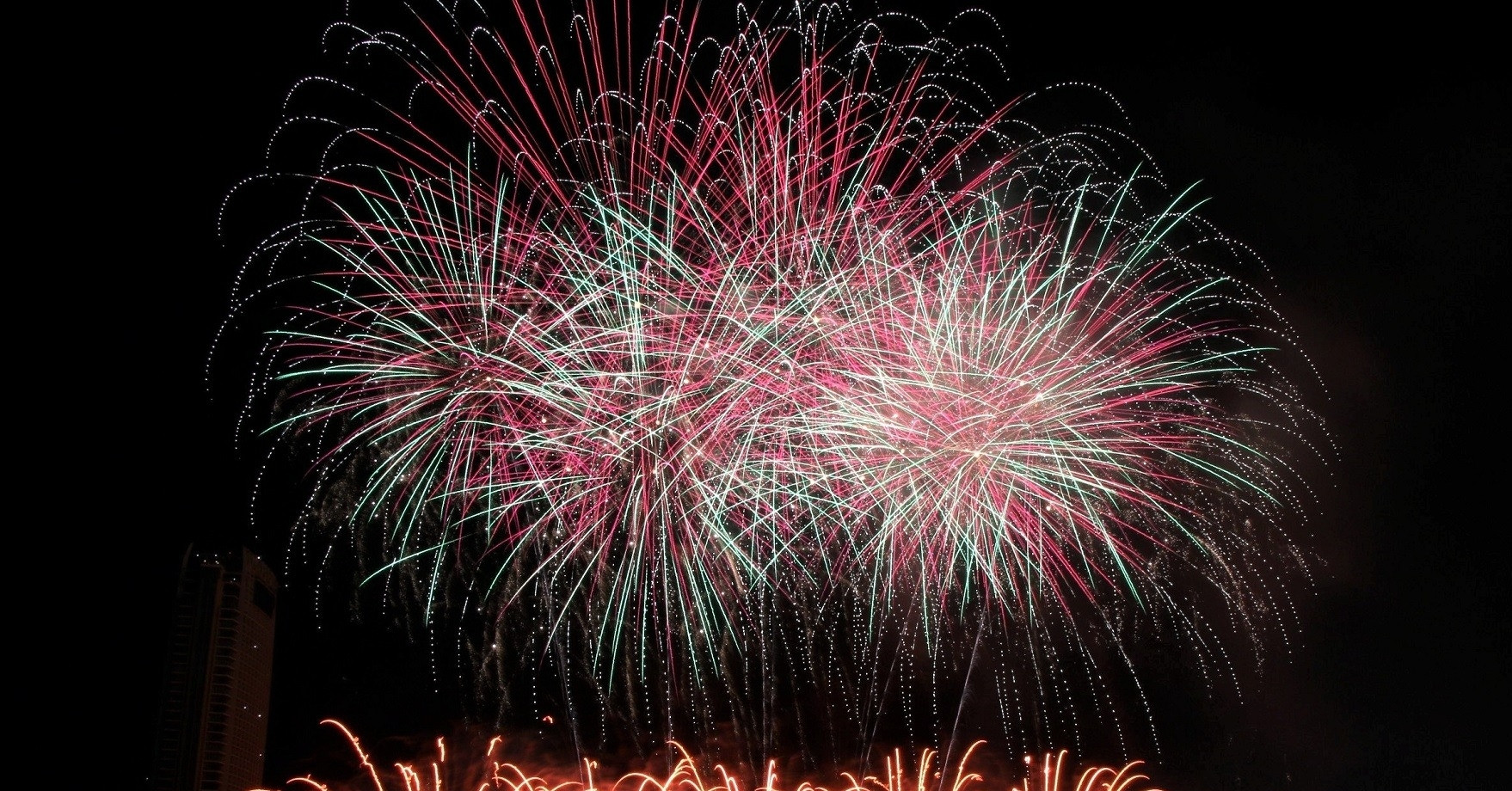 Sông Hàn rực sắc màu đêm khai mạc lễ hội pháo hoa quốc tế Đà Nẵng