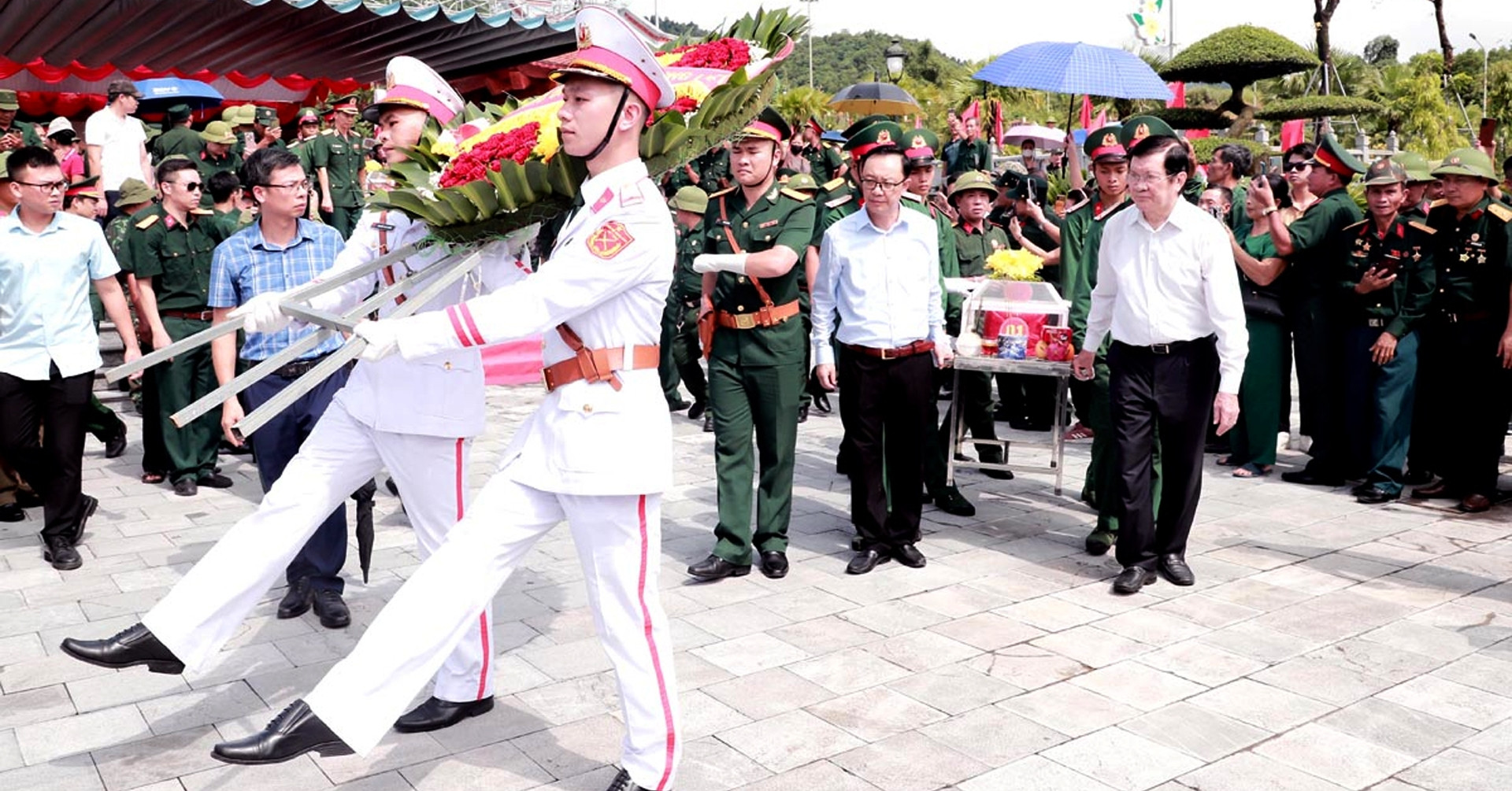 Nguyên Chủ tịch nước Trương Tấn Sang dự lễ an táng 6 hài cốt liệt sĩ ở ...