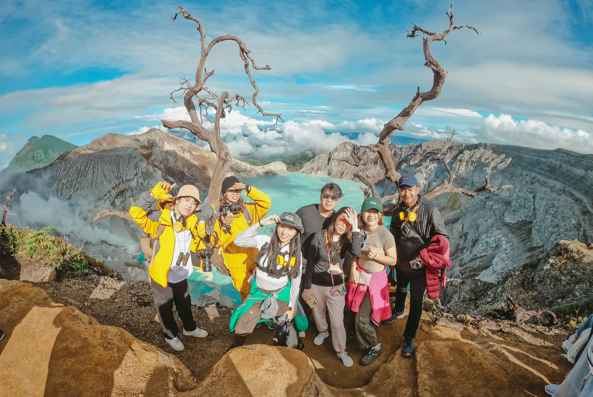 Vượt sa mạc bỏng rát, 9X Việt choáng ngợp trước cảnh núi nhả khói ở ...