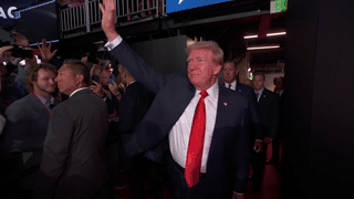 Cựu Tổng thống Trump đeo băng gạc, tái xuất trong tiếng reo hò của ...