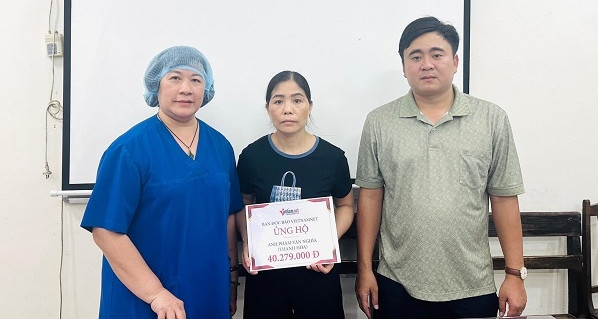 Trao hơn 40 triệu đồng đến anh Phạm Văn Nghĩa bị tai nạn lao động