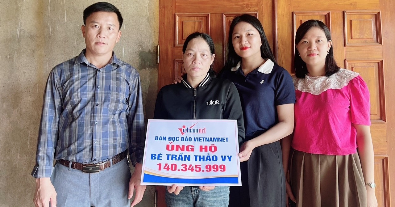 Trao hơn 140 triệu đồng tới em Trần Thảo Vy ở Hà Tĩnh
