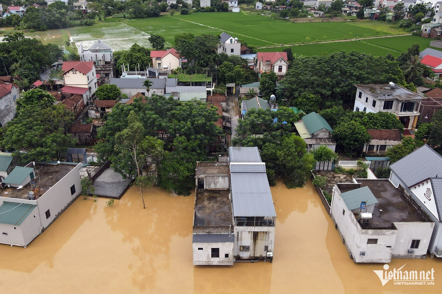Hà Nội: Nước sông Bùi tràn qua đê, người dân Chương Mỹ hối hả chạy lũ