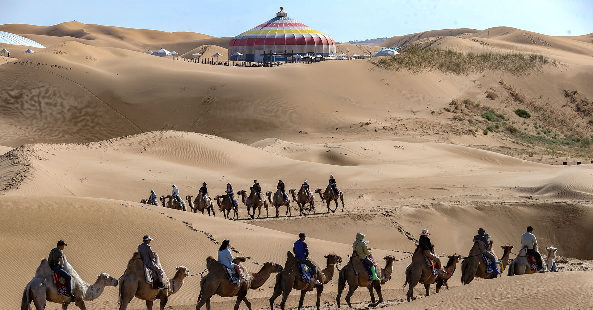 Cô gái Hà Nội phấn khích cưỡi lạc đà, ngắm những cồn cát ở sa mạc Vọng Âm