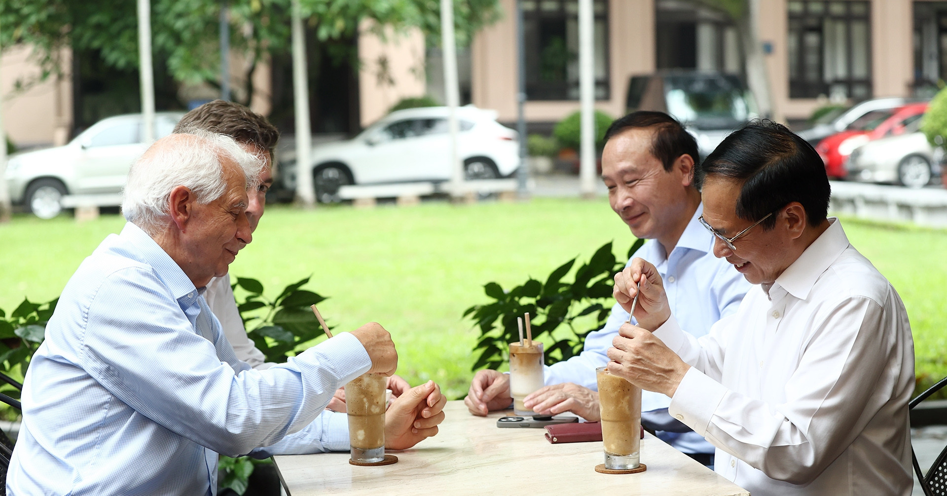 Bộ trưởng Ngoại giao cùng Phó Chủ tịch Ủy ban châu Âu xem tranh quý ...