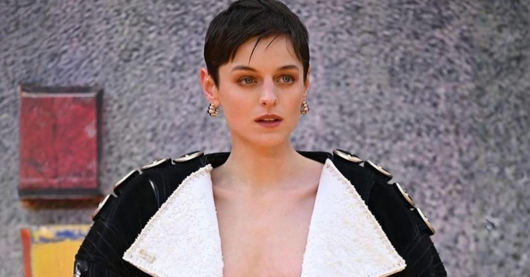 Emma Corrin ăn mặc táo bạo đối đầu hai tài tử sexy nhất thế giới