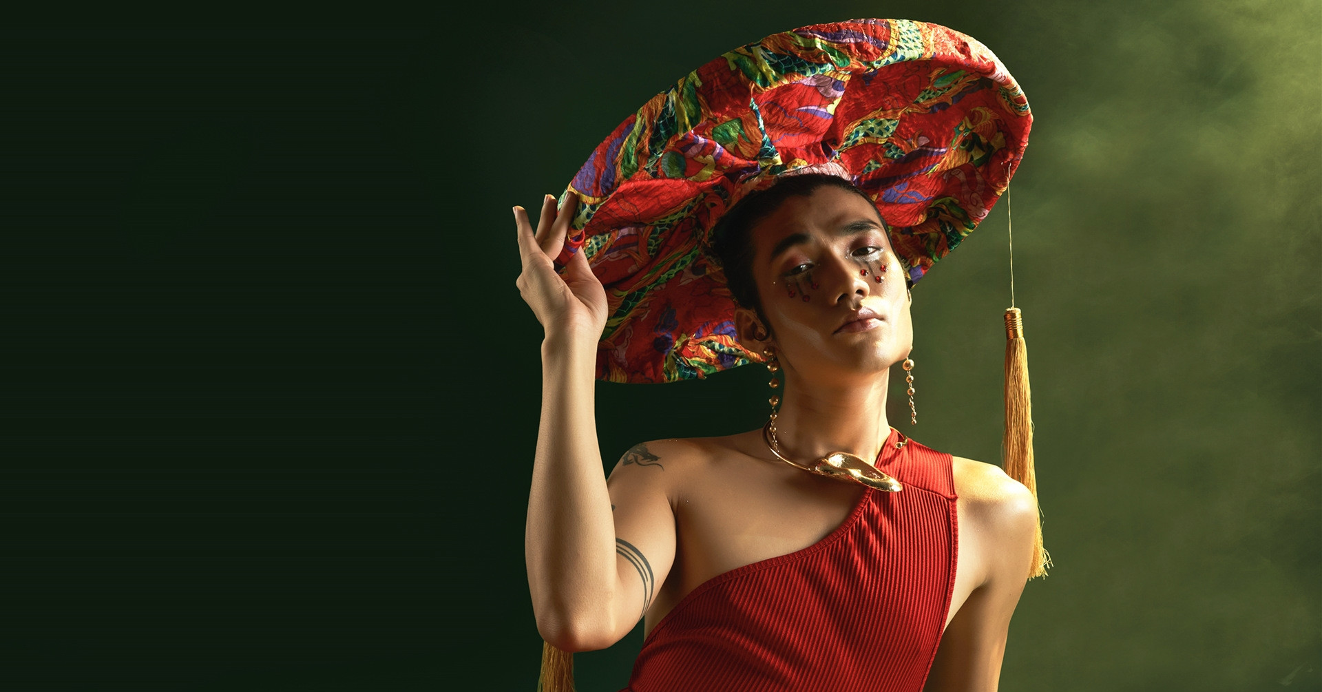 Mẫu nam sinh năm 2000 Harry Nista và bộ ảnh hài hước về đàn ông, đàn bà