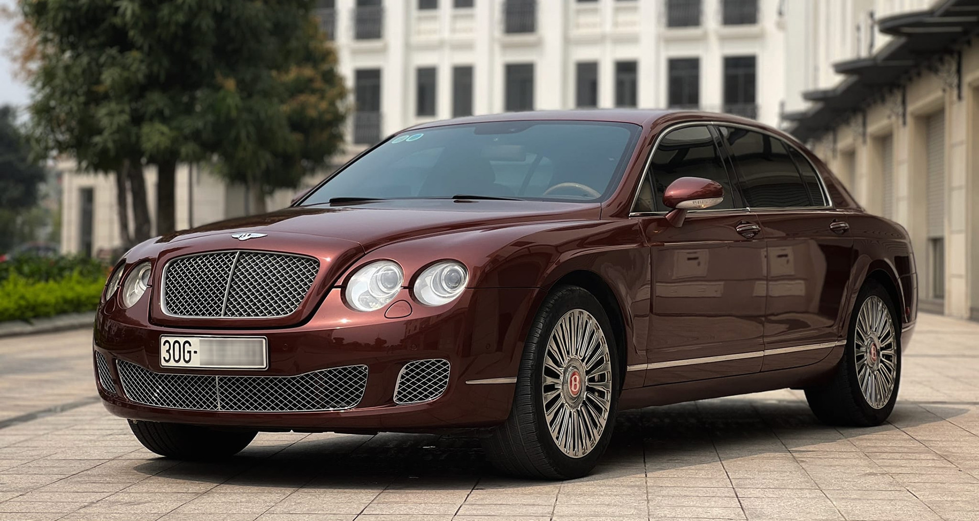 Xế hộp Bentley Flying Spur 17 năm tuổi bán giá rẻ hơn Hyundai Santa Fe
