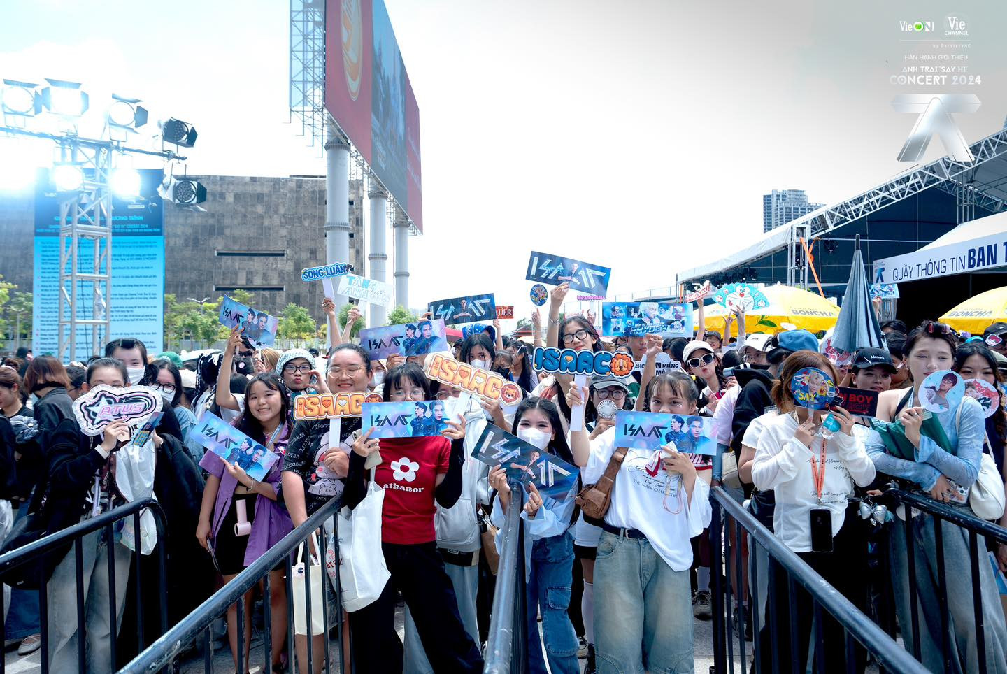 Cảnh tượng chưa từng thấy trước concert Anh trai say hi