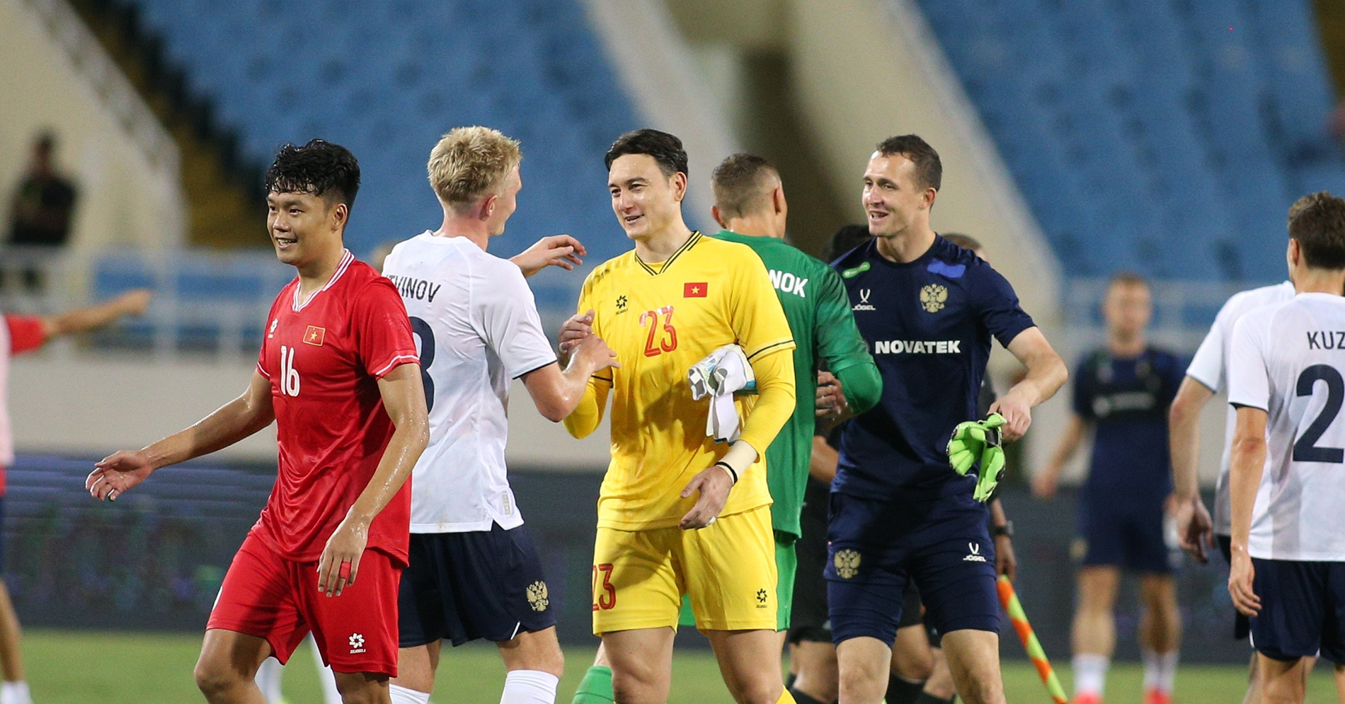 Cầu thủ Nga liên tục an ủi Đặng Văn Lâm