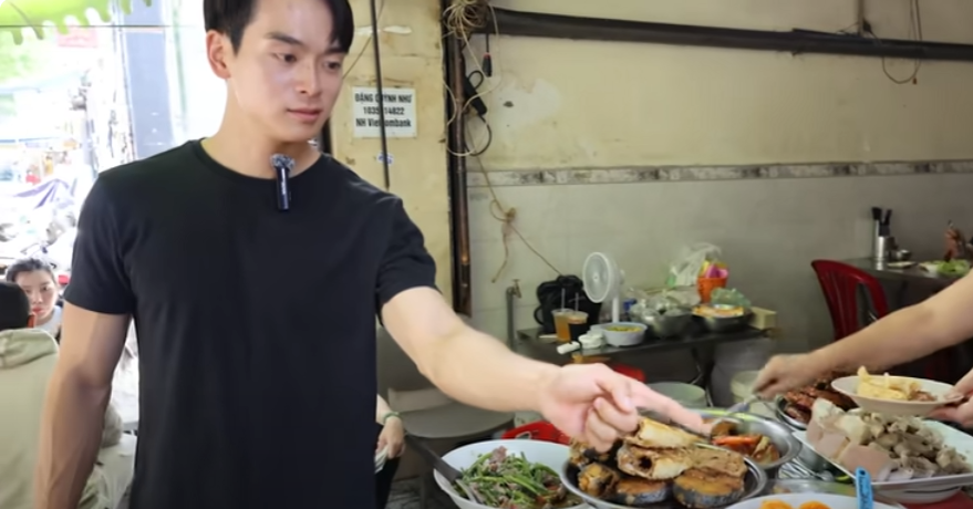 Khách Hàn thử cơm vỉa hè giá 'nhà giàu' ở TPHCM, cuối bữa nói một câu