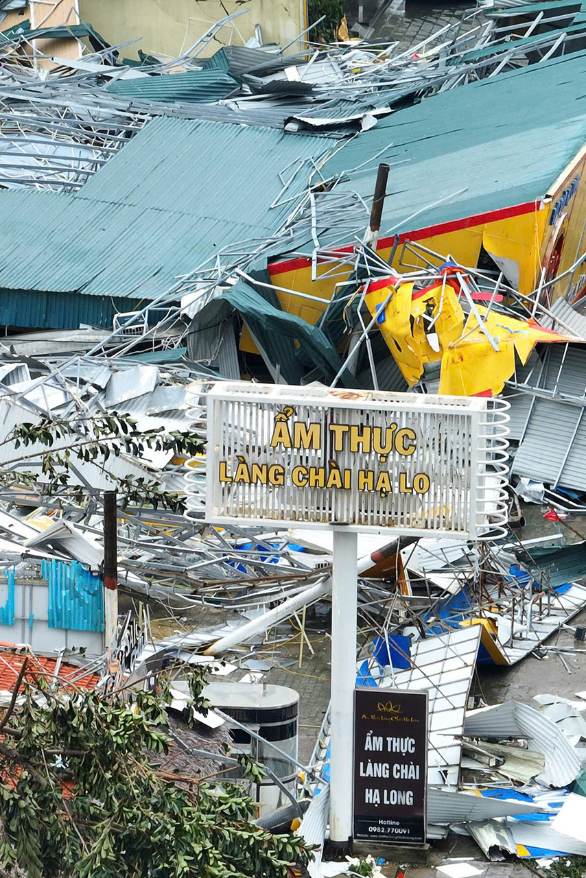 Hình ảnh nhói lòng trong siêu bão Yagi