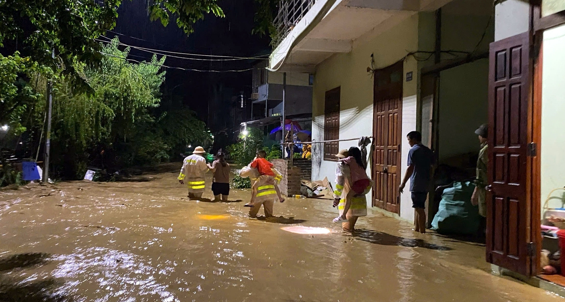 Lũ ào ào tràn vào TP Cao Bằng, công an cõng cháu nhỏ đi sơ tán