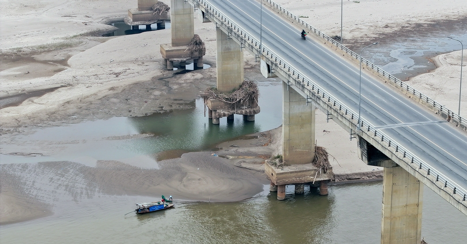 Cầu nghìn tỷ lộ cả móng, giám đốc BOT nói ‘không thể tưởng tượng được’