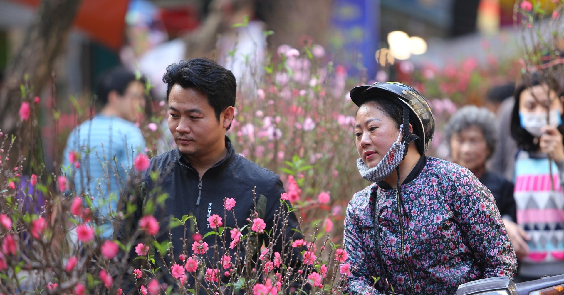 Gozando no cu da coroa