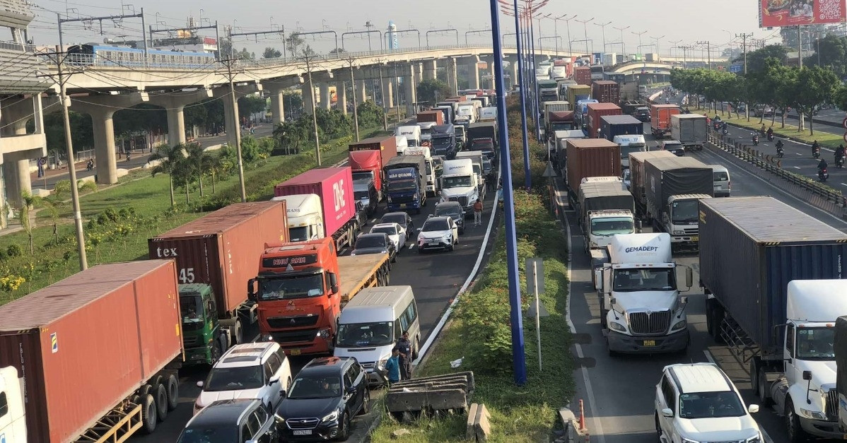 Xe ùn ùn vào cảng lấy hàng ngày cận Tết, cửa ngõ phía đông TPHCM tê liệt