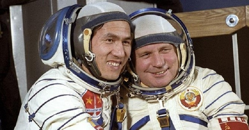 Người Việt Nam đầu tiên đến Mỹ là ai?