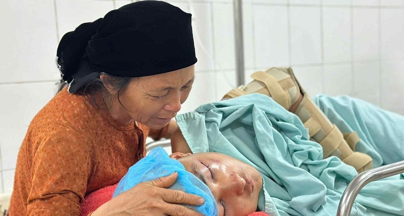 Con trai gặp nạn, người phụ nữ H’Mông cầu cứu