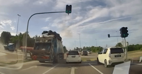 Xe ben mất lái, nhiều phương tiện bị húc văng giữa ngã tư