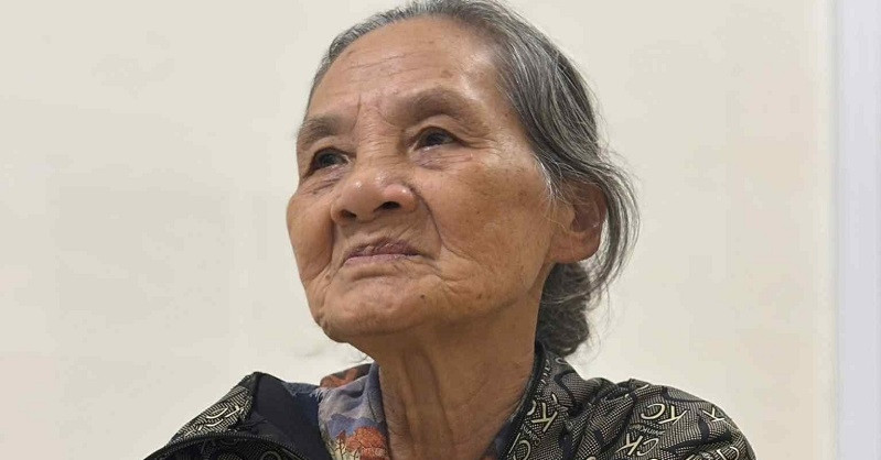 Xót xa mẹ già gần 80 tuổi còm cõi làm giúp việc nuôi con gái mắc bệnh tim