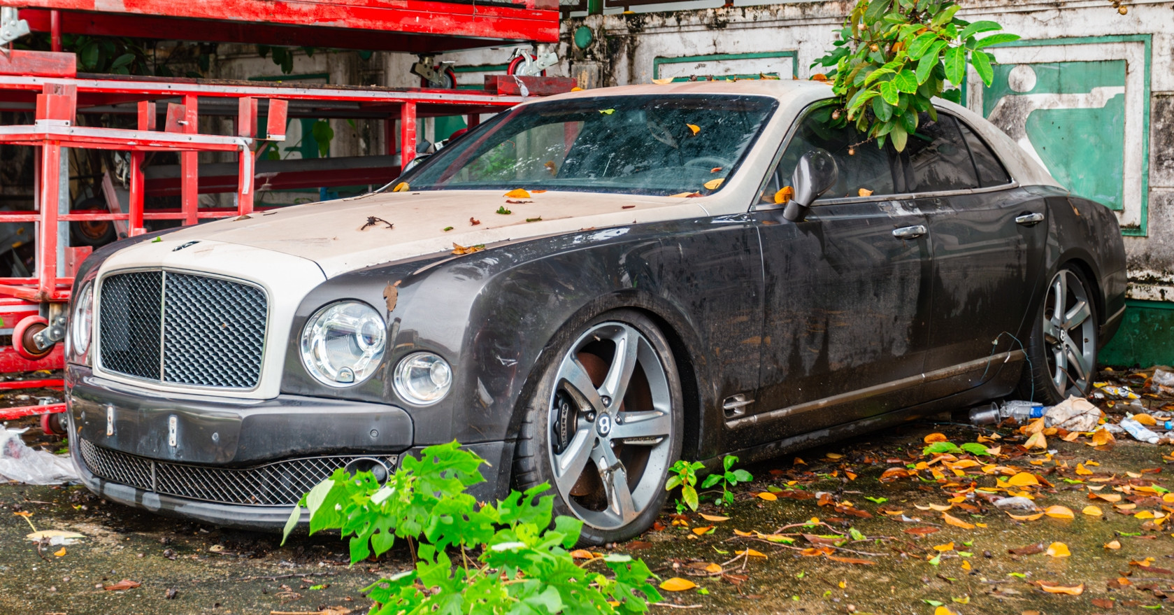 Xót xa chiếc xe siêu sang Bentley Mulsanne 30 tỷ bỏ hoang 7 năm trên ...