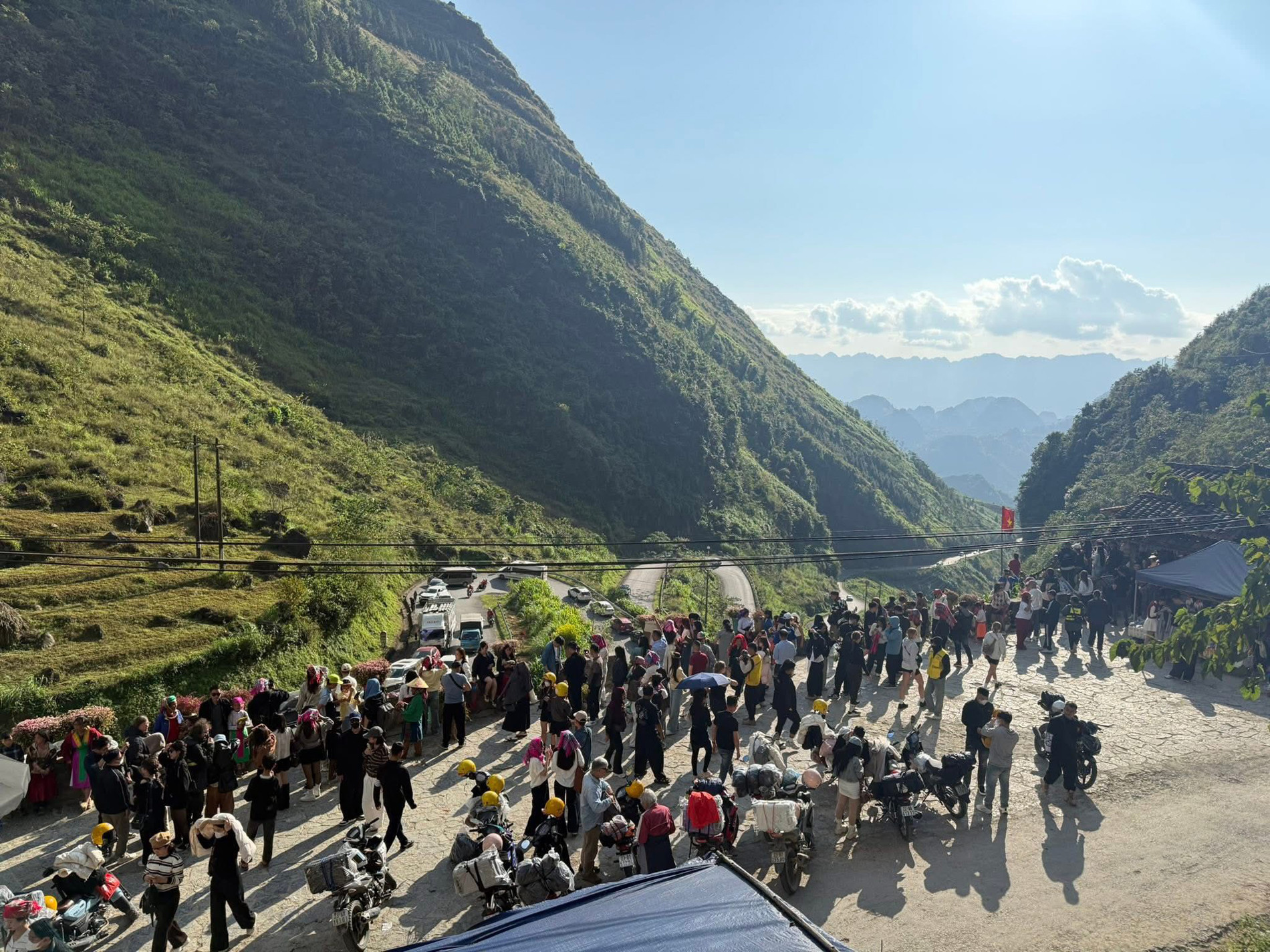 Famous slope in Tuyen Quang is jammed, sea of people flock to hunt for ...