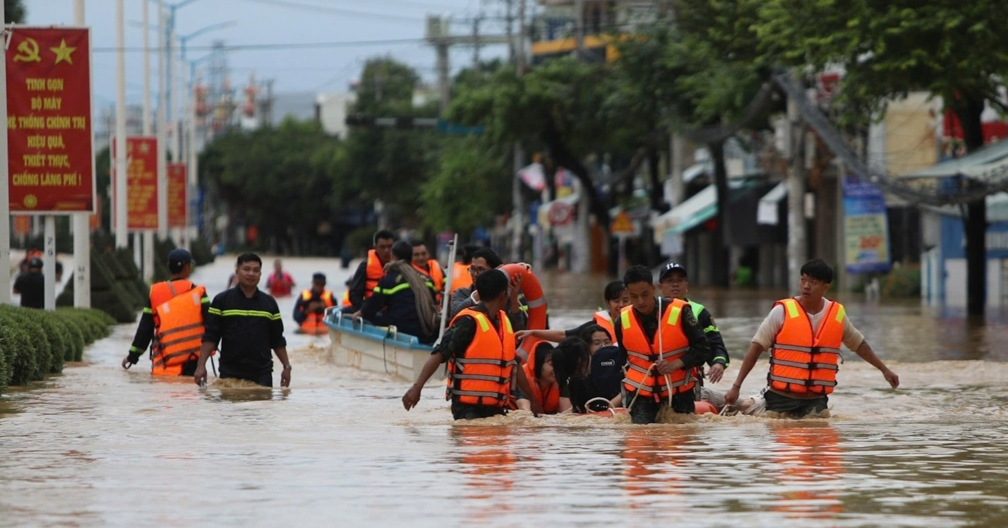 Lũ kỷ lục trên hai sông ở miền Trung, ngập lụt lan rộng tại 6 tỉnh thành