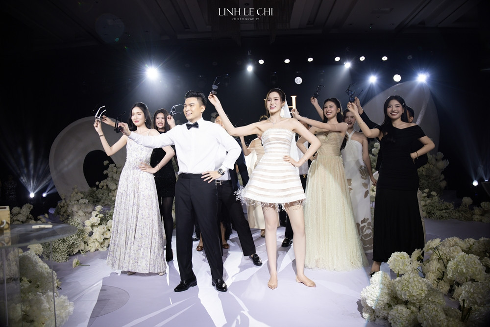 Đỗ Thị Hà bật khóc nói với chồng: Anh là bến đỗ bình yên nhất của cuộc ...