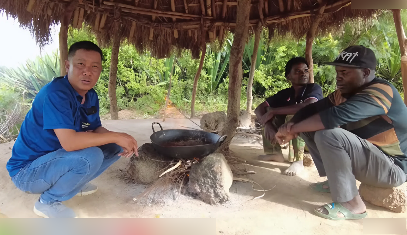 Người châu Phi lần đầu thử món trứng rán lá mơ kiểu Việt, nức nở khen ngon