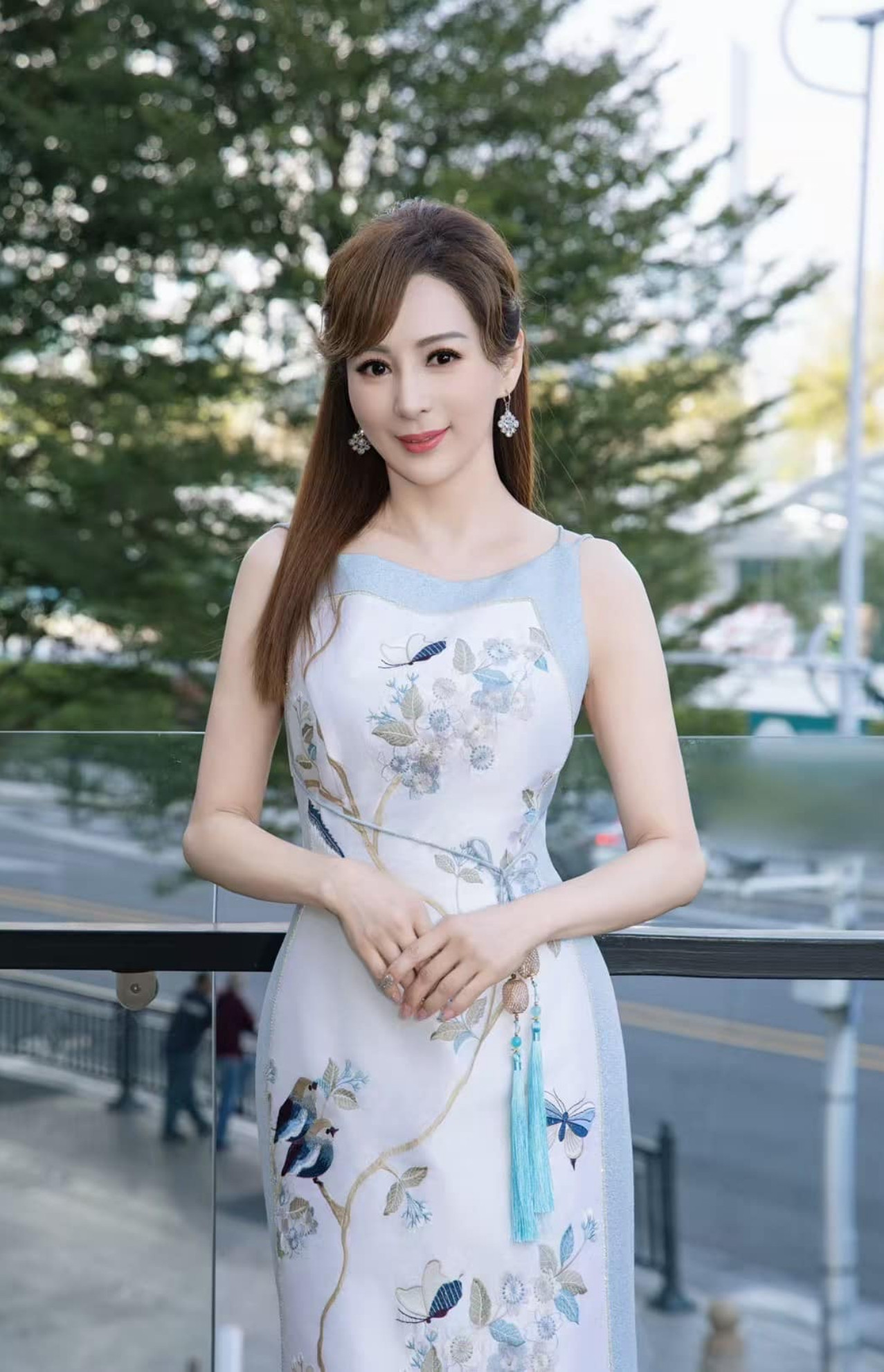 Hoa hậu La Lâm bị chồng đại gia ruồng bỏ, 12 năm vất vả làm mẹ đơn thân