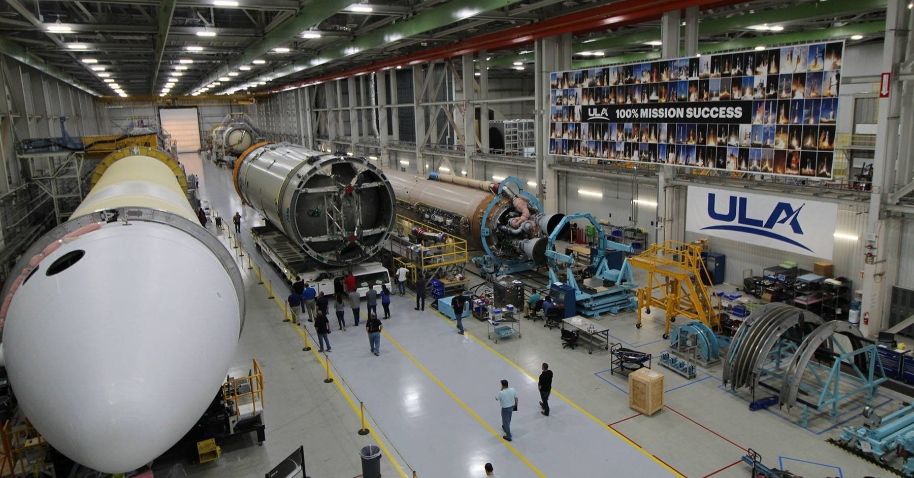 Bên trong nhà máy lắp ráp tên lửa khổng lồ của Mỹ