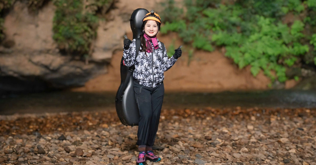 Lê Phi Phi xúc động khi Hà Miên chơi cello Quảng Bình quê ta ơi ở hang ...