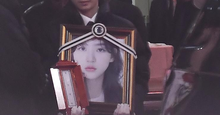 Lễ tang Kim Sae Ron: Mẹ đi không vững, người thân phải dìu