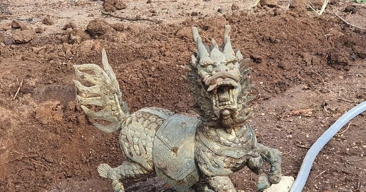 Vụ dụ dỗ tu tập thành tiên: Công an khai quật nhiều vật phẩm chôn dưới đất