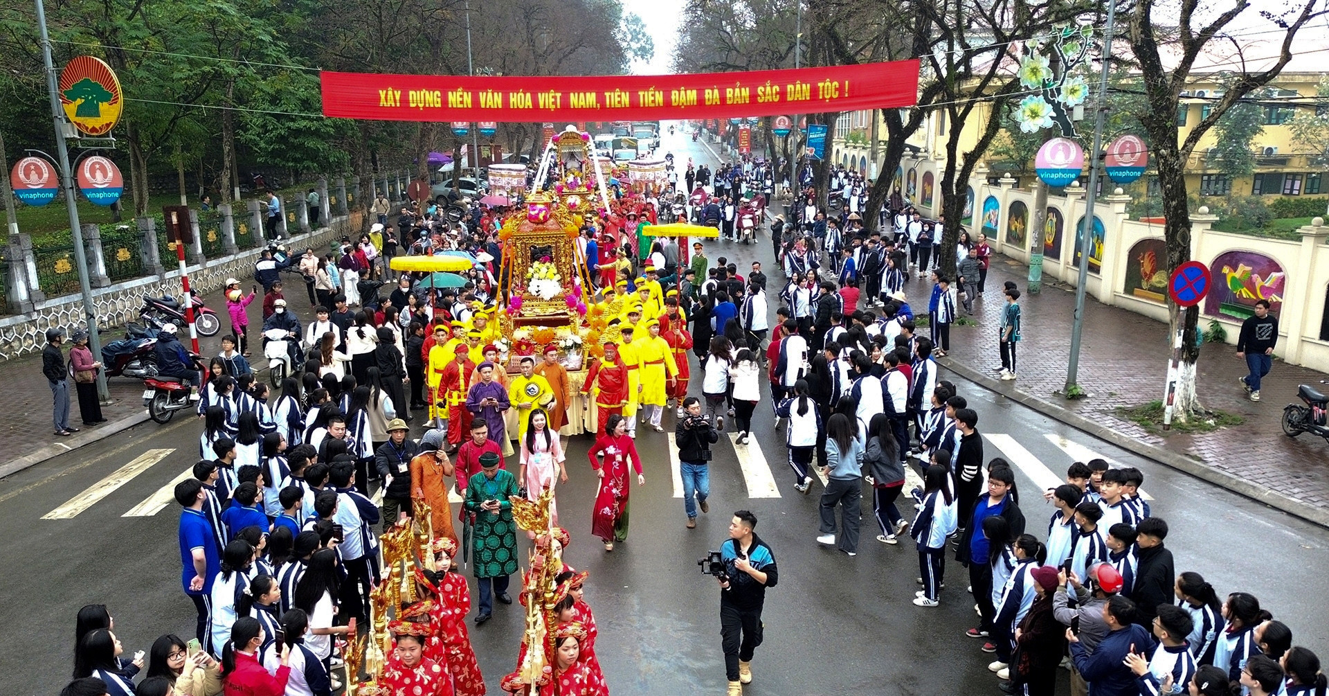 Hàng nghìn người chui kiệu ở lễ hội Đền Hạ – Đền Thượng – Đền Ỷ La