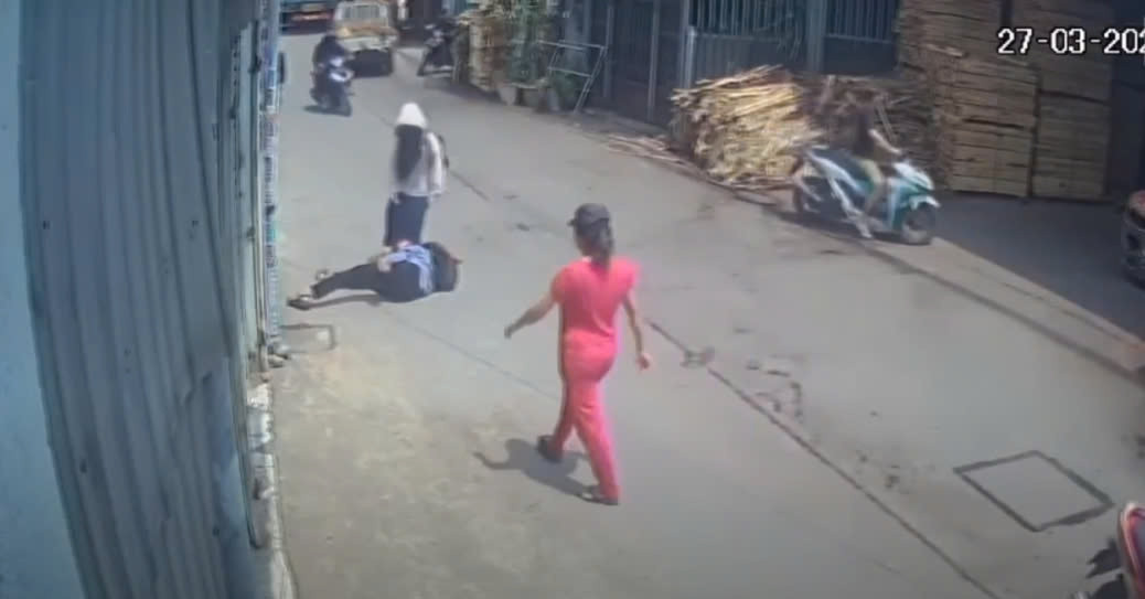 Nam sinh bị nhóm người dùng hung khí đánh tới tấp, ngã gục trên đường