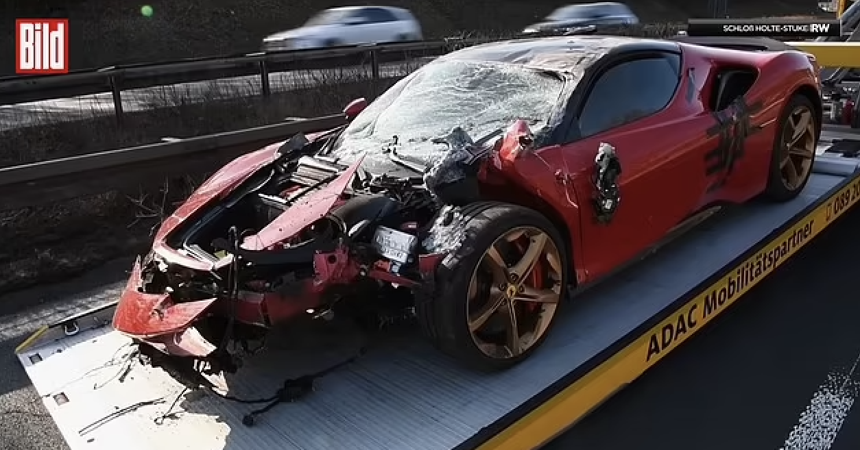 Nam khách hàng lái thử siêu xe Ferrari SF90 trên cao tốc, gặp tai nạn ...