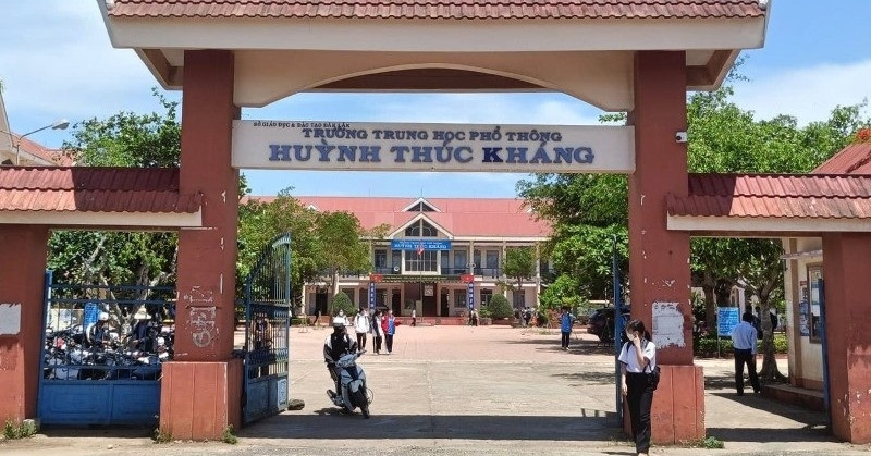 Đình chỉ nữ sinh đánh bạn và mang theo chích điện đe dọa