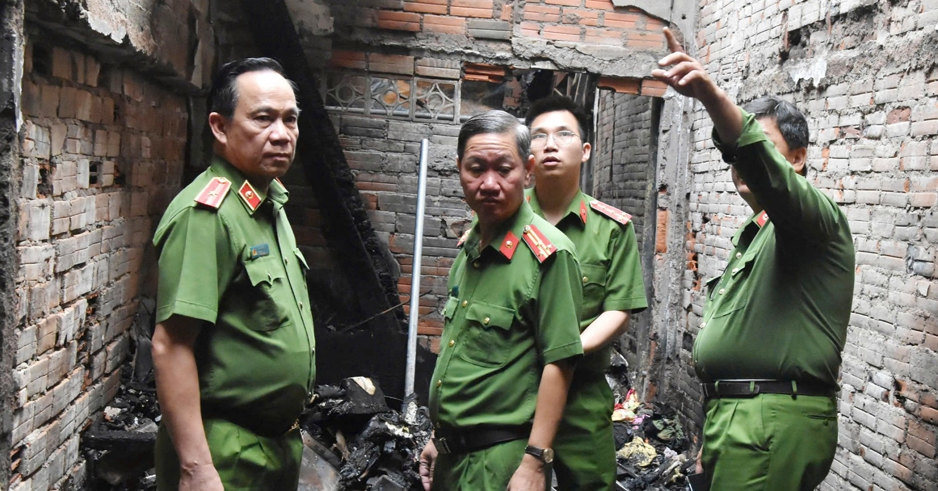 Thiếu tướng Huỳnh Thới An kiểm tra hiện trường vụ cháy nhà 4 người tử vong