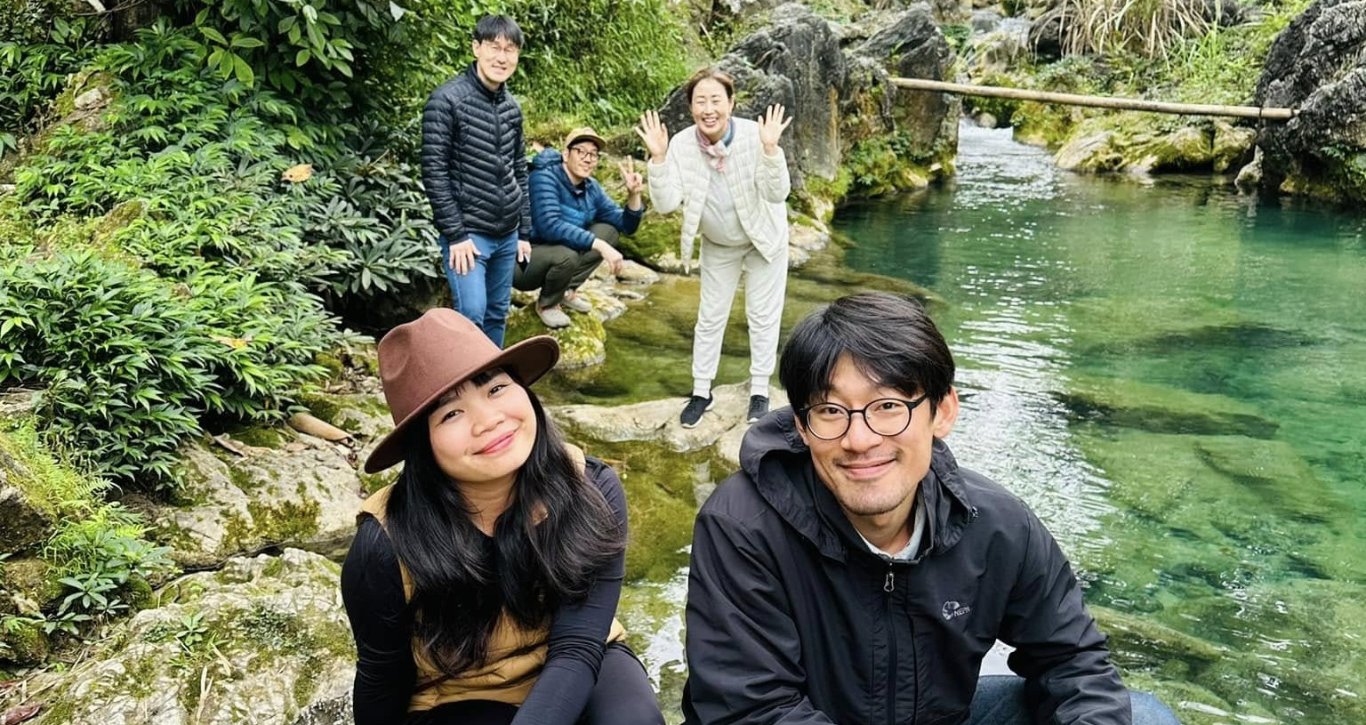 Cô gái Tày đưa khách Tây về bản nghèo Yên Bái cuốc đất, làm ruộng