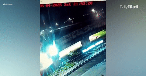 Tin vào Google Maps, tài xế lái chiếc BMW lao từ cây cầu cao 12m xuống đất