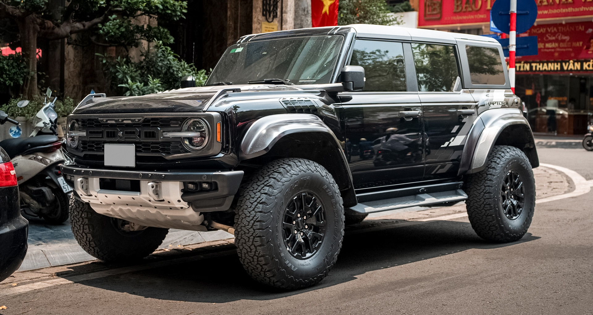 SUV 'hàng độc', đắt hơn cả Land Cruiser bất ngờ xuất hiện trên đường ...