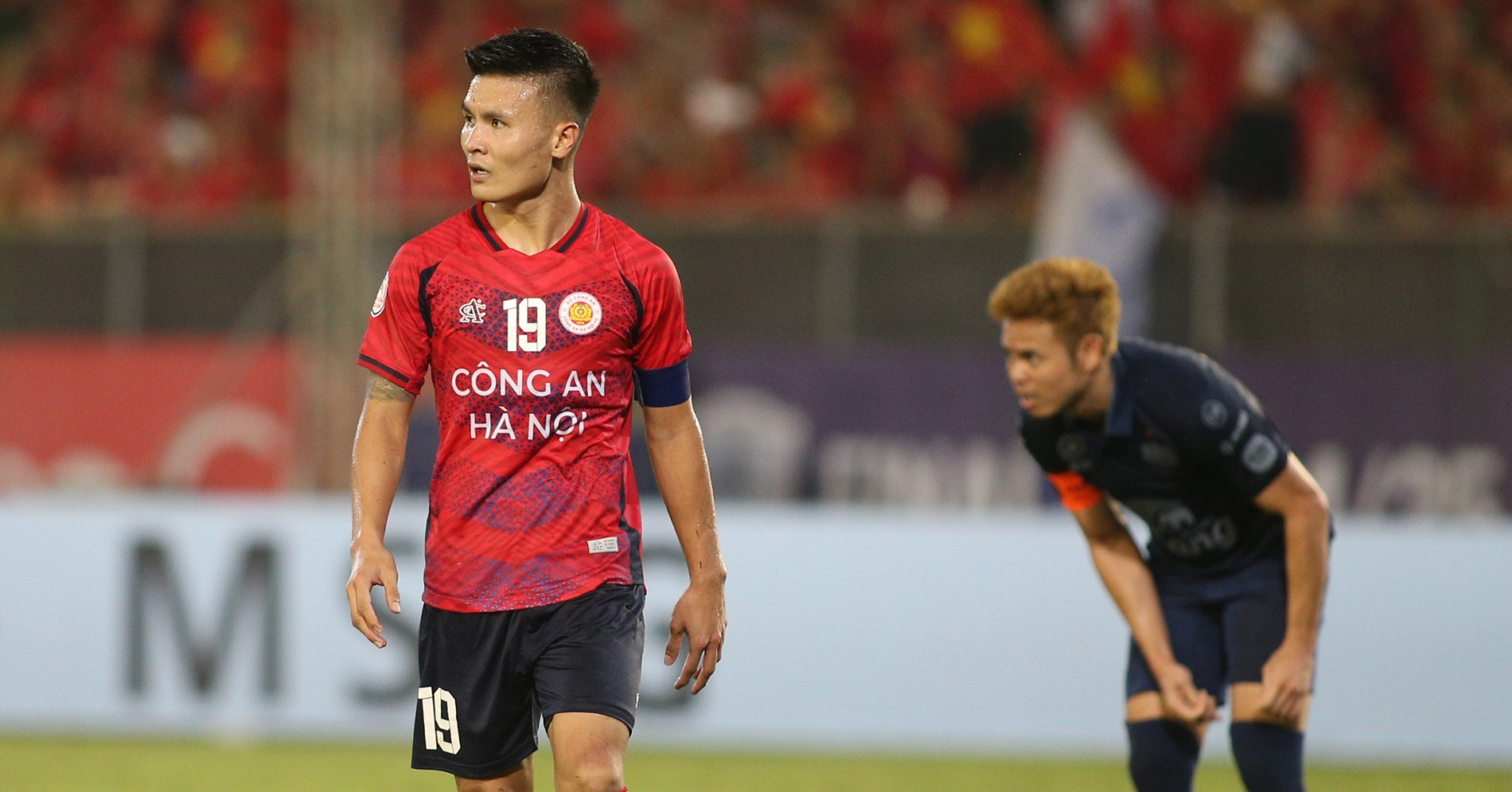 Quang Hải và Theerathon va nhau tóe lửa ở Hàng Đẫy