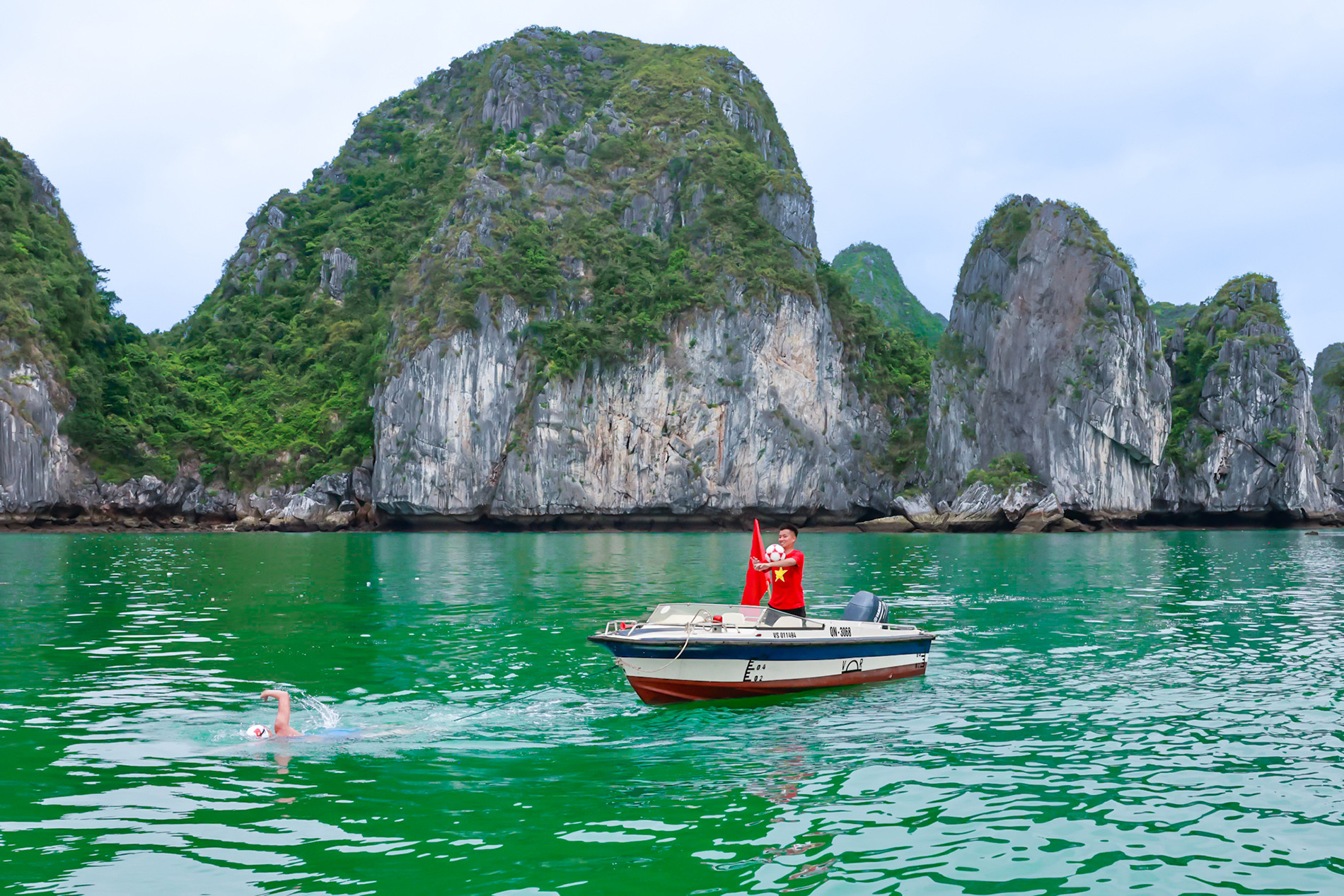 Anh Vien and Do Kim Phuc do something unprecedented in Ha Long Bay
